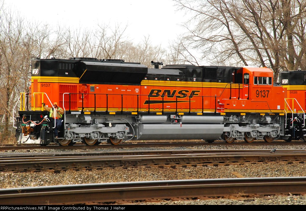 BNSF 9137 w/9138 at Blue Island Jct w/H-CNIKCK headed to BNSF.